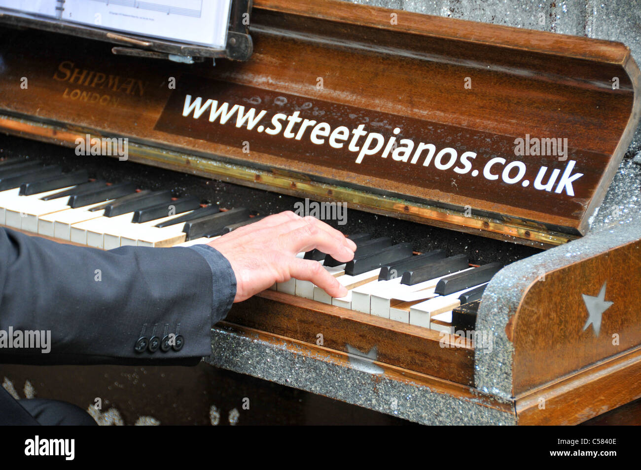 Streetpianos street piano Play me I'm yours City of London Festival ...