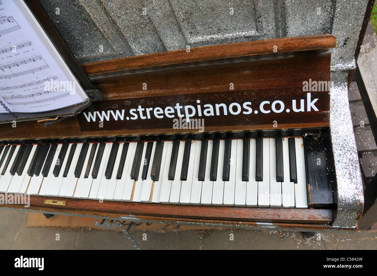 Street piano hi-res stock photography and images - Alamy
