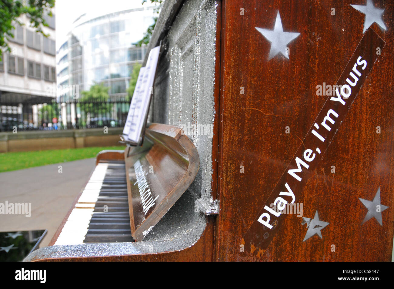 Streetpianos street piano Play me I'm yours City of London Festival ...