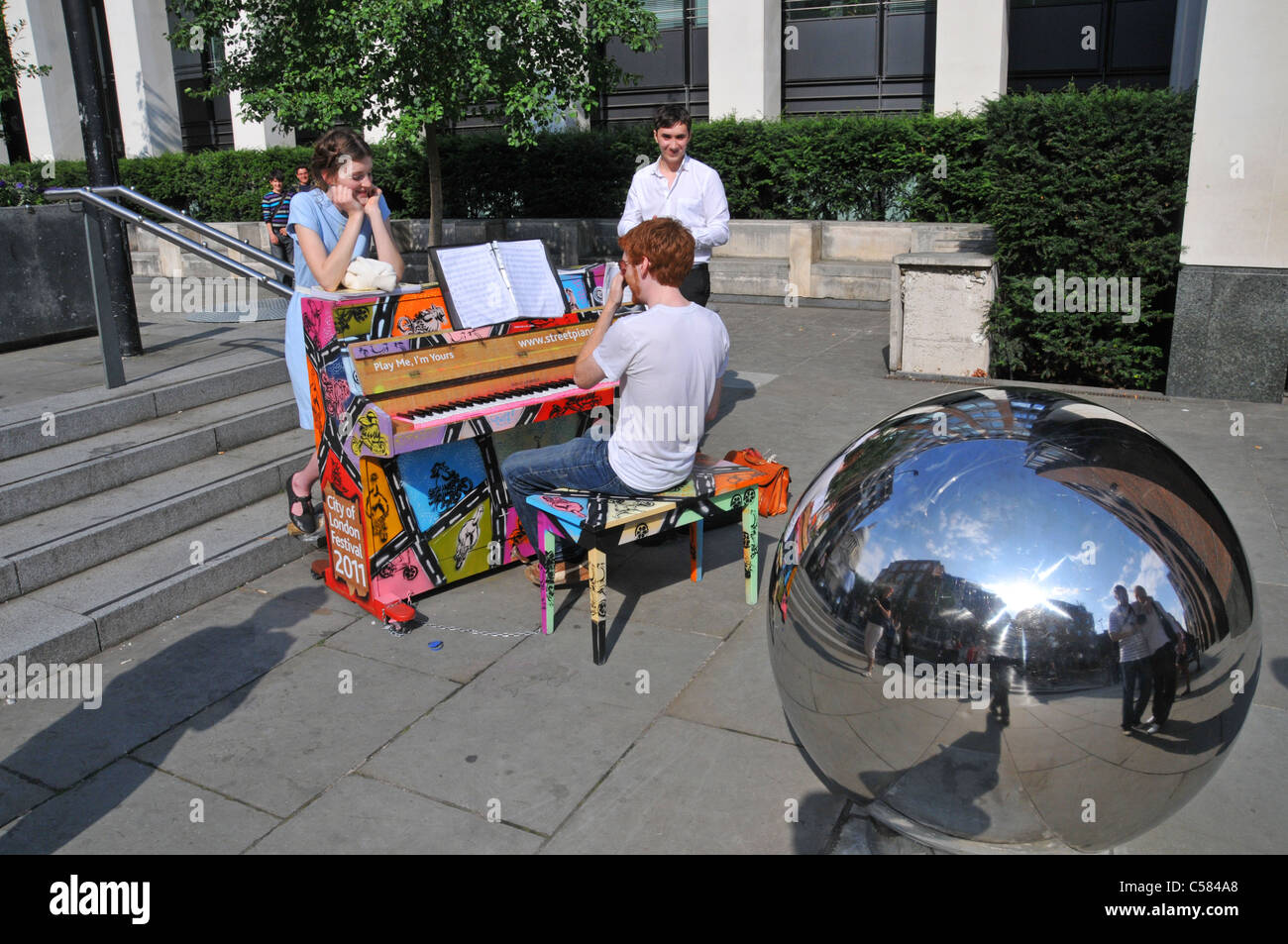 Street piano player hi-res stock photography and images - Alamy
