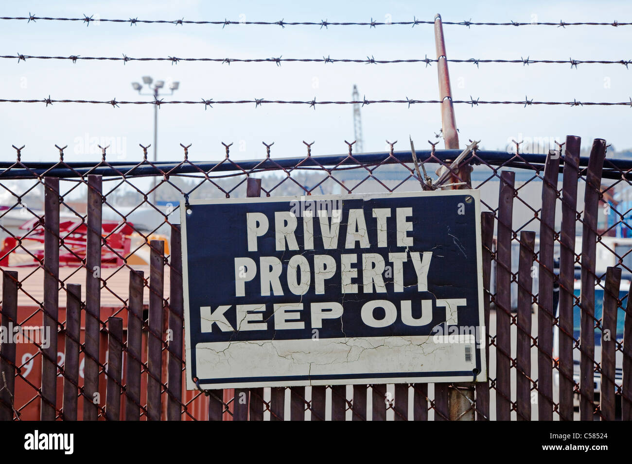 private property sign mounted on chain link fence Stock Photo - Alamy