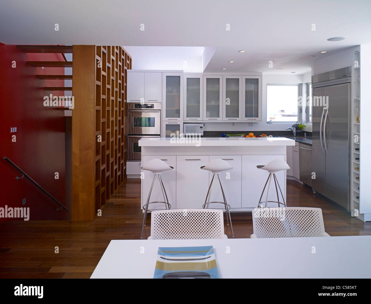 Modern open plan kitchen and dining area Stock Photo - Alamy