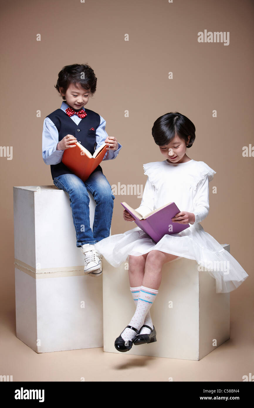 children reading books Stock Photo - Alamy