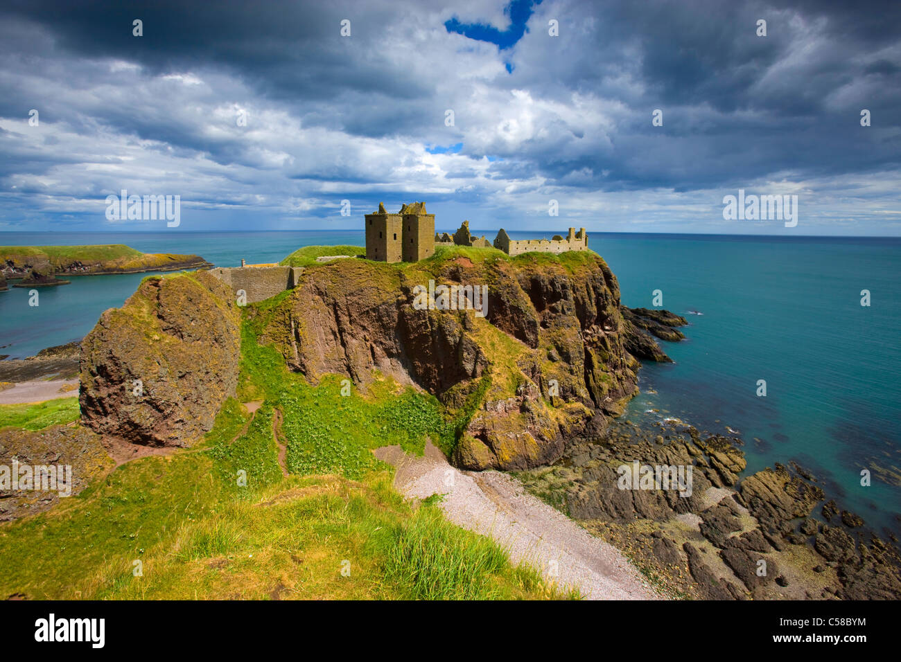 Dunnottar castle hi-res stock photography and images - Alamy