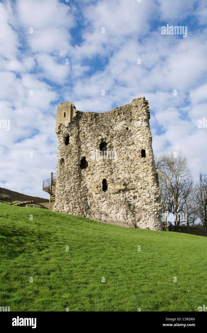 Ruins of peveril castle hi-res stock photography and images - Alamy