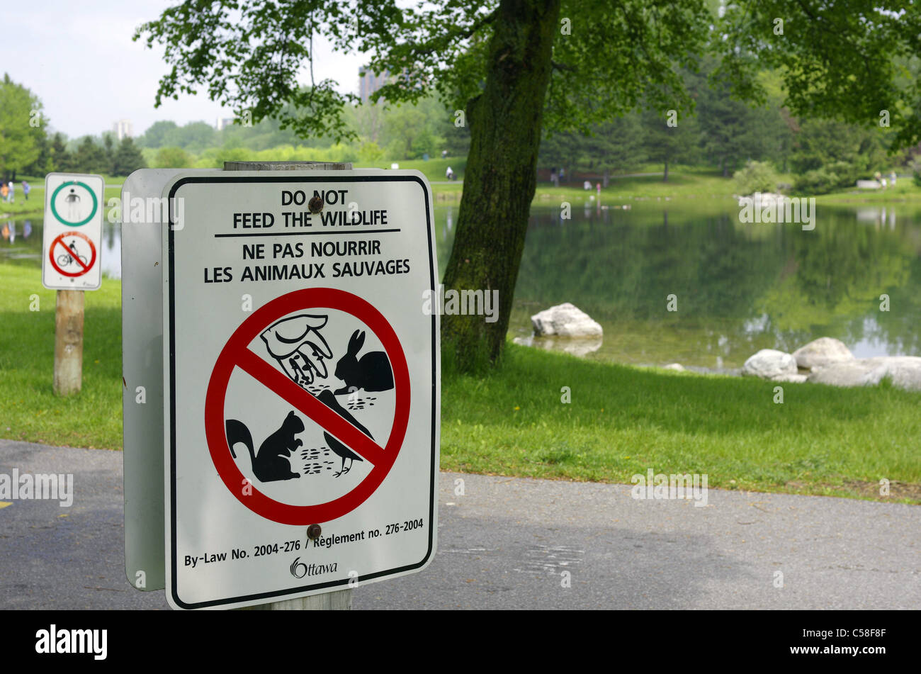 Dual language sign hi-res stock photography and images - Alamy