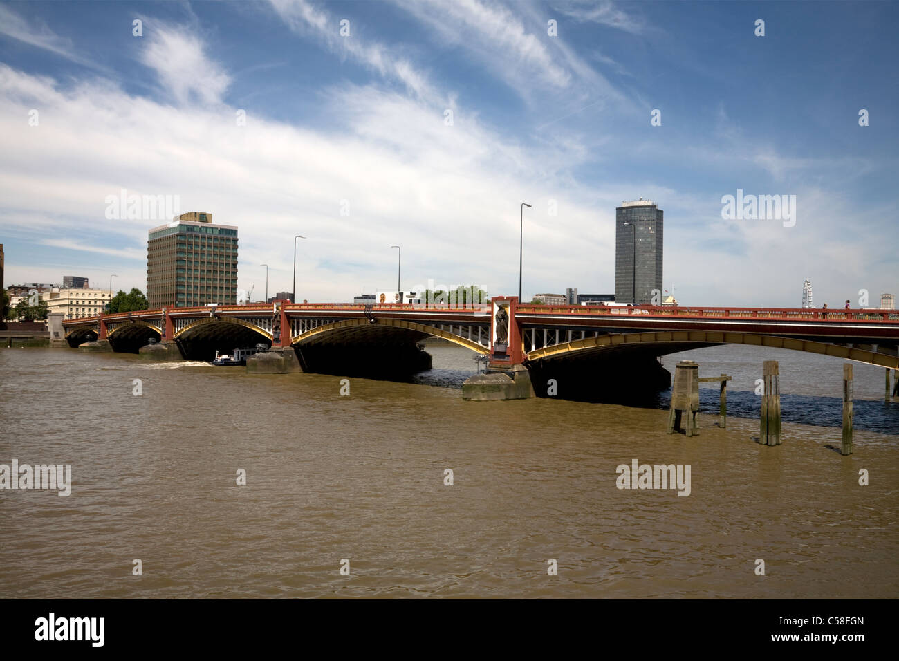 river thames vauxhall bridge london england Stock Photo - Alamy