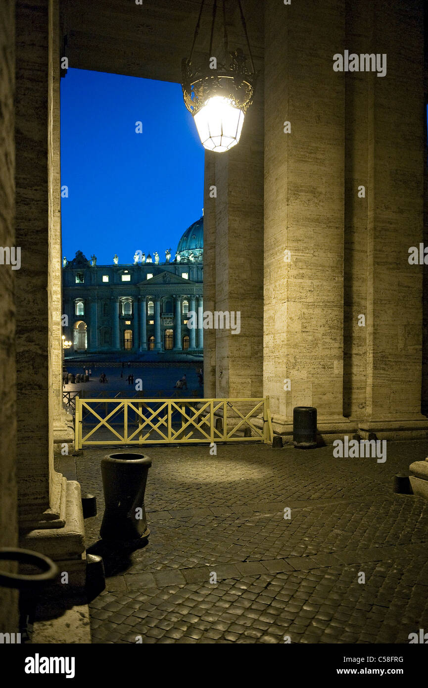 Lights and columns hi-res stock photography and images - Alamy