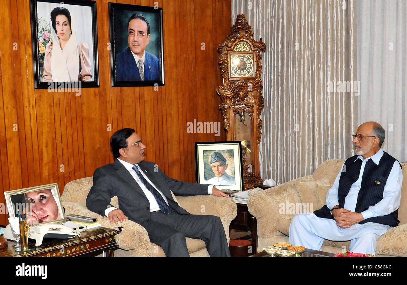 President, Asif Ali Zardari talks with Mir Muhammad Naseer Khan Mengal ...