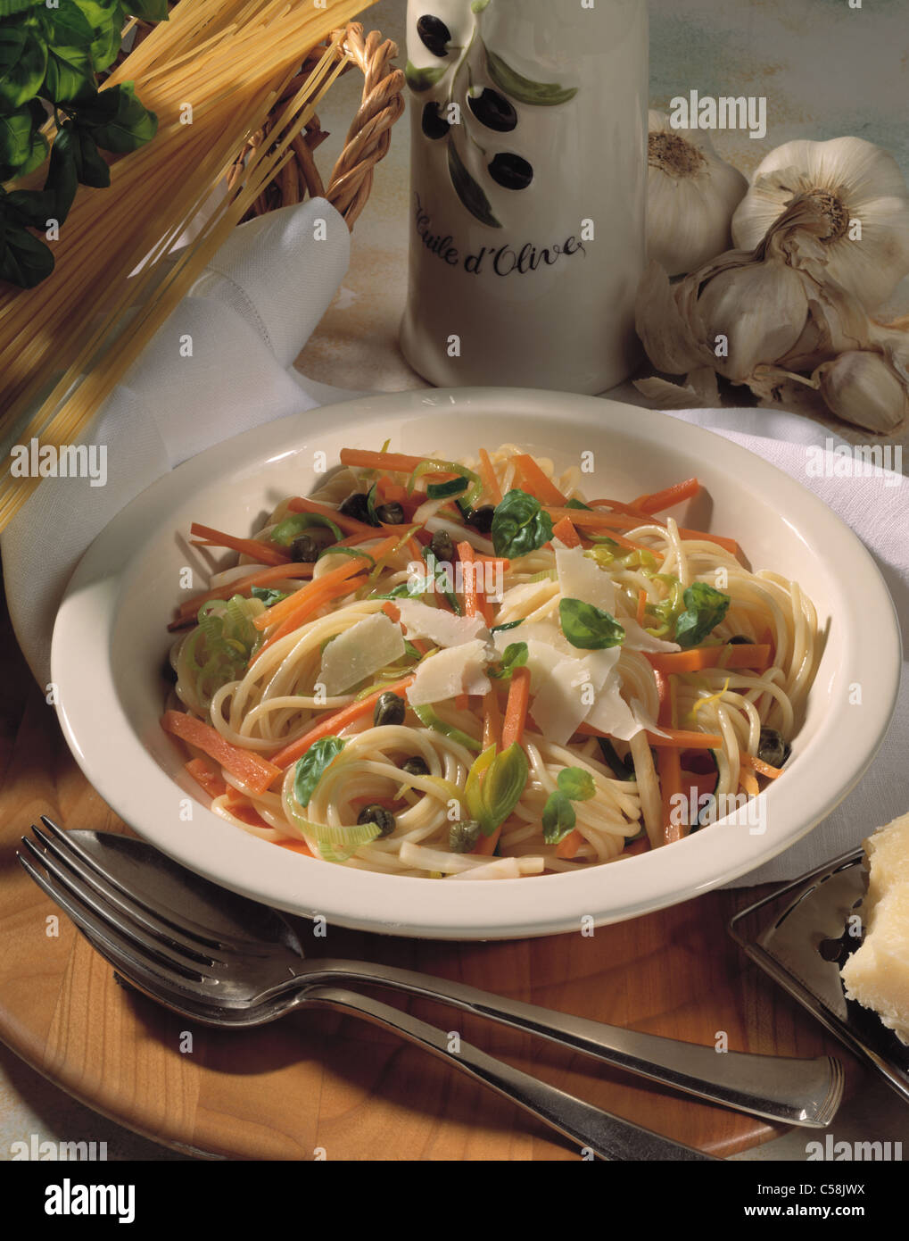 Garlic - spaghetti with vegetable stripes Stock Photo - Alamy