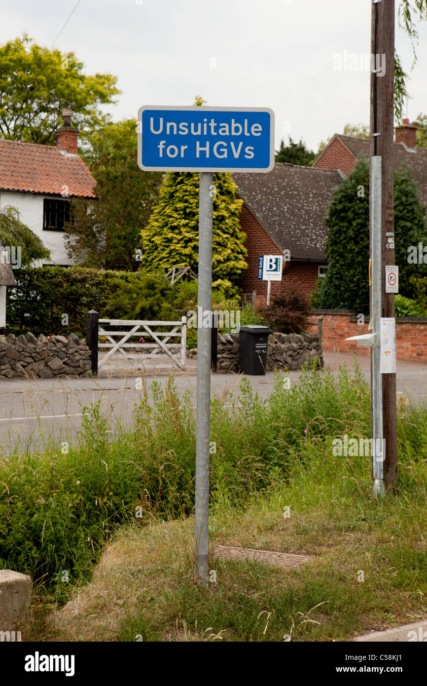 UK Blue Unsuitable for HGV HGVs Street Road Sign Stock Photo - Alamy