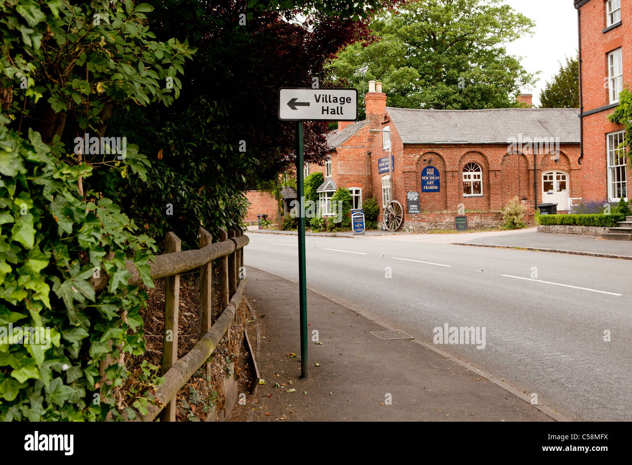 Pole mounted signage hi-res stock photography and images - Alamy