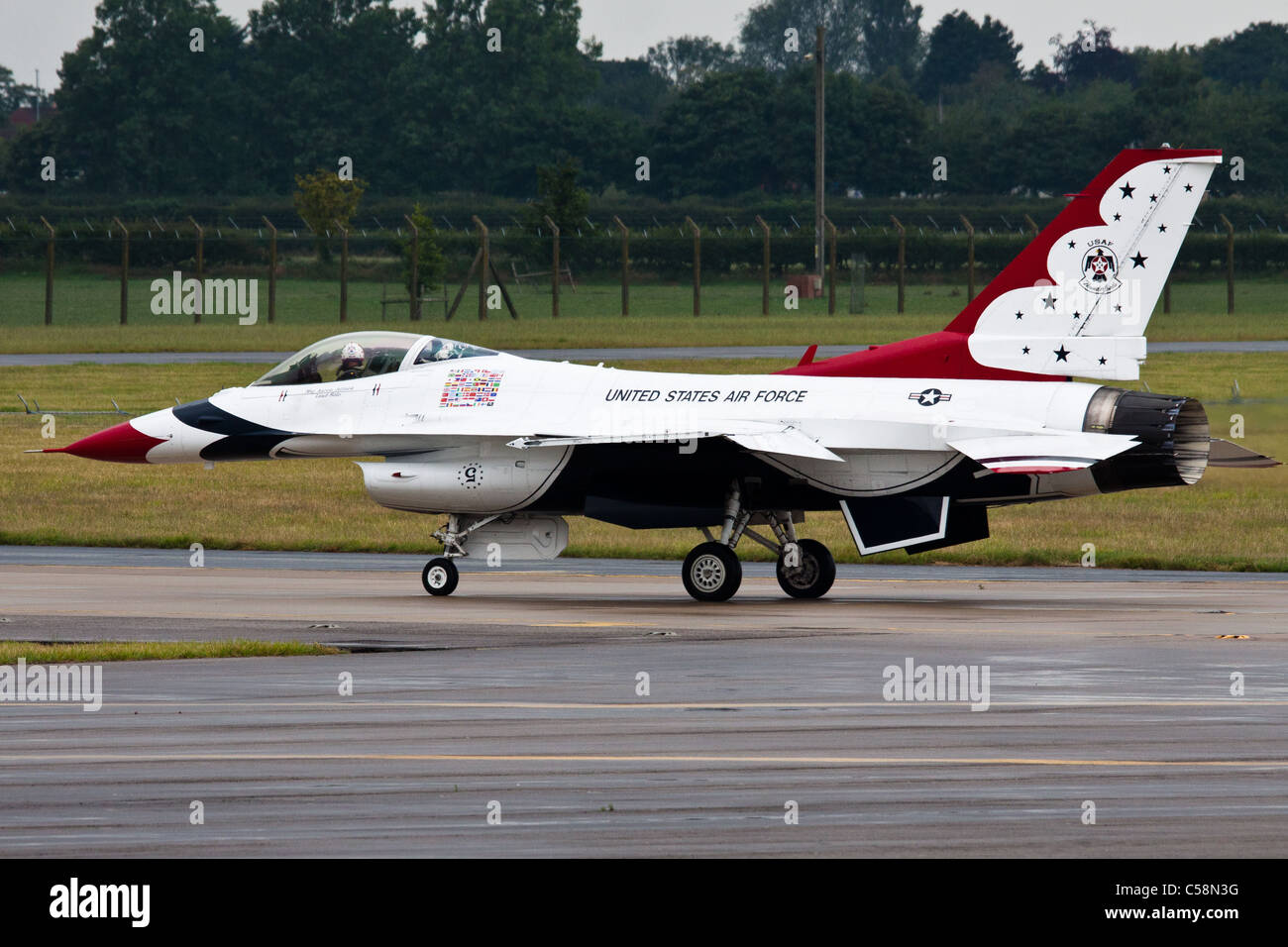 F-16CJ Thunderbird 5 belonging to Major Aaron Jelinek turns off the ...