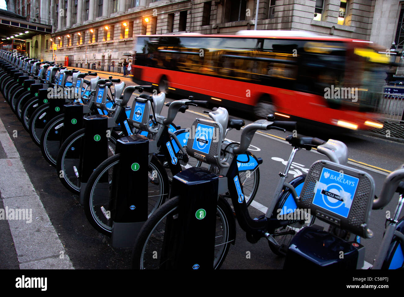 Bus and bike london hi-res stock photography and images - Alamy