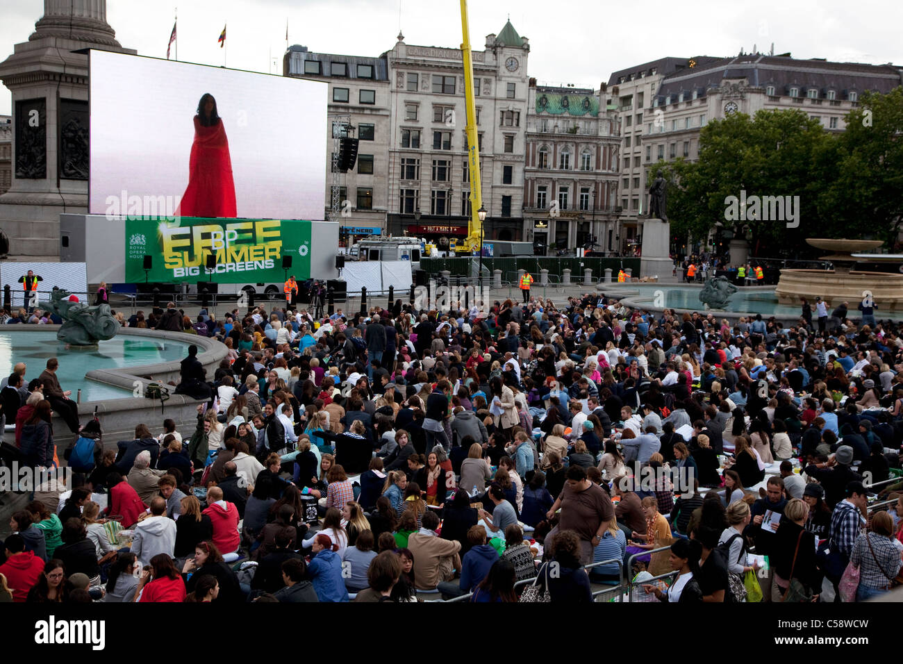 Crowd watching dancers hi-res stock photography and images - Alamy