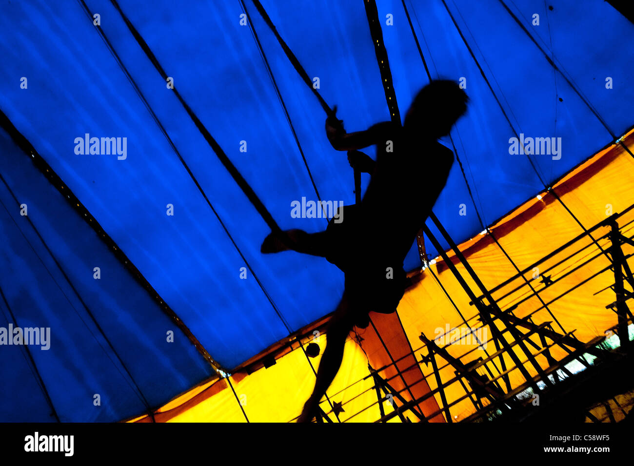 Flying trapeze act hi-res stock photography and images - Alamy