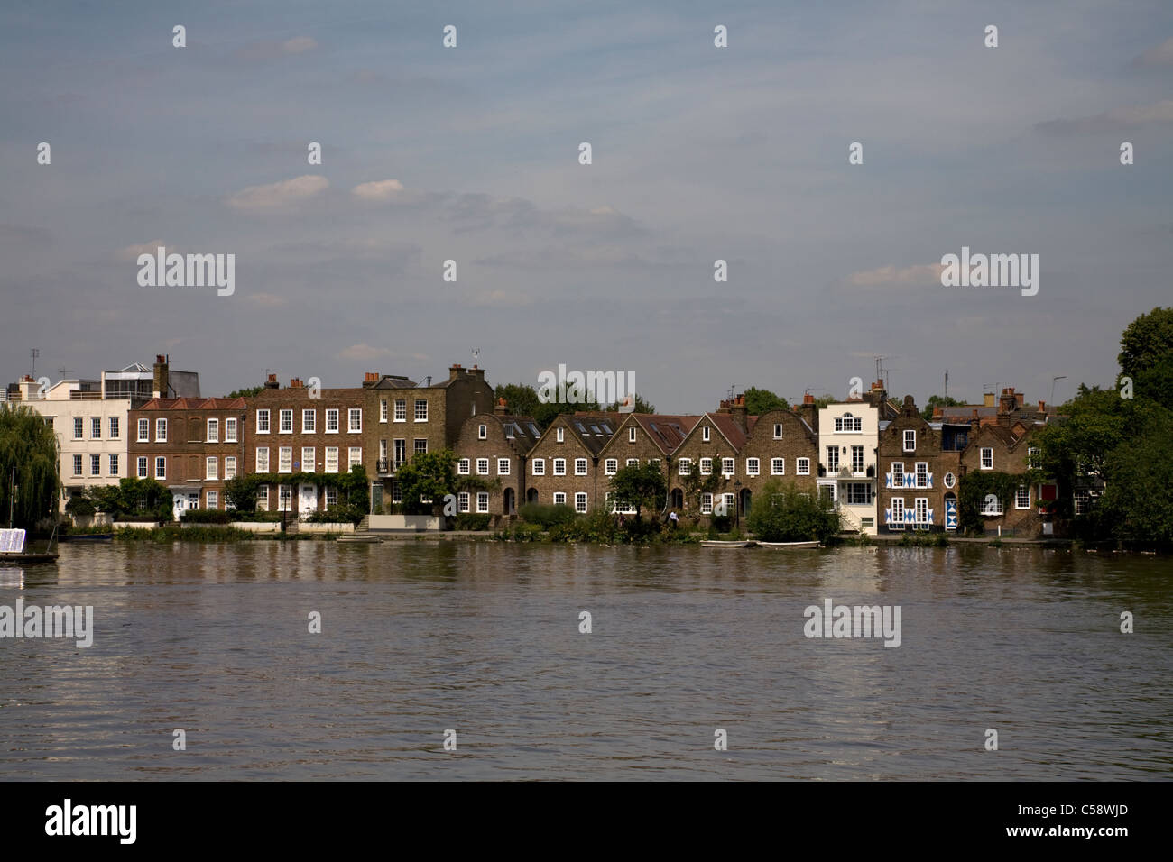 Strand riverside hi-res stock photography and images - Alamy