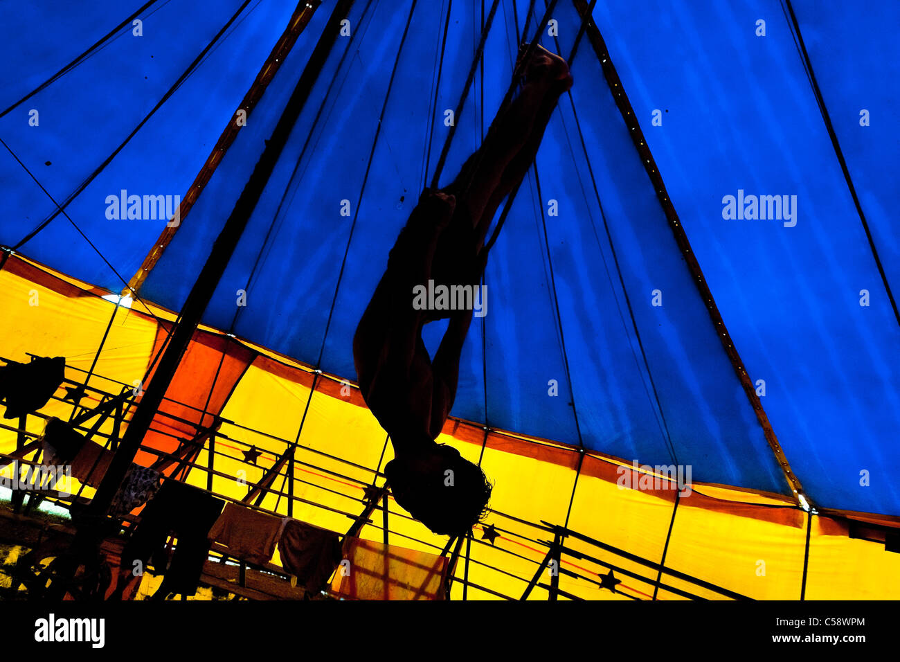 Flying Trapeze Act Stock Photos & Flying Trapeze Act Stock Images - Alamy