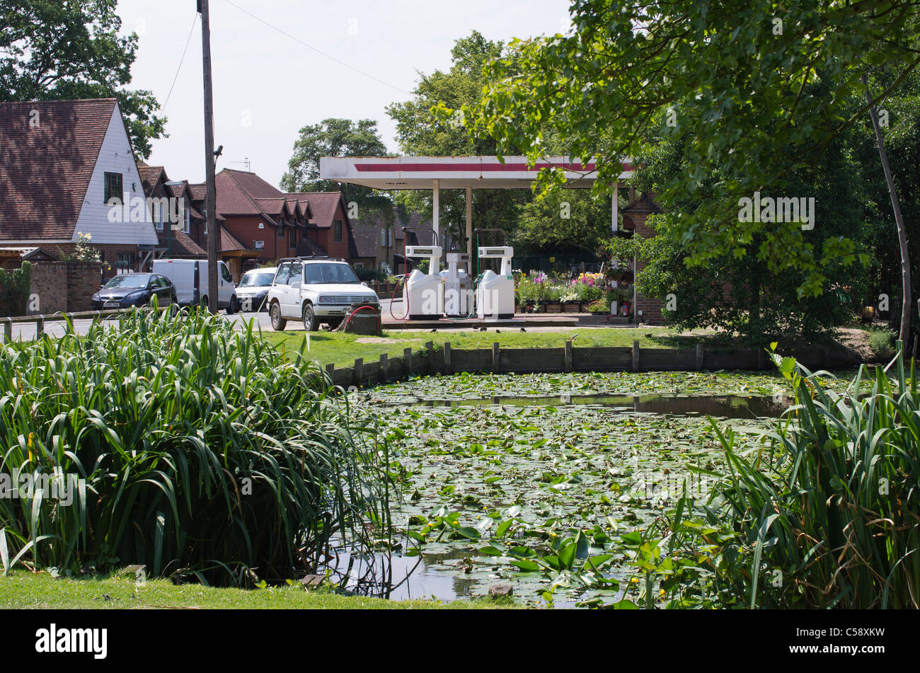 An typical English village, Four Elms, near Edenbridge, Kent, with pond ...