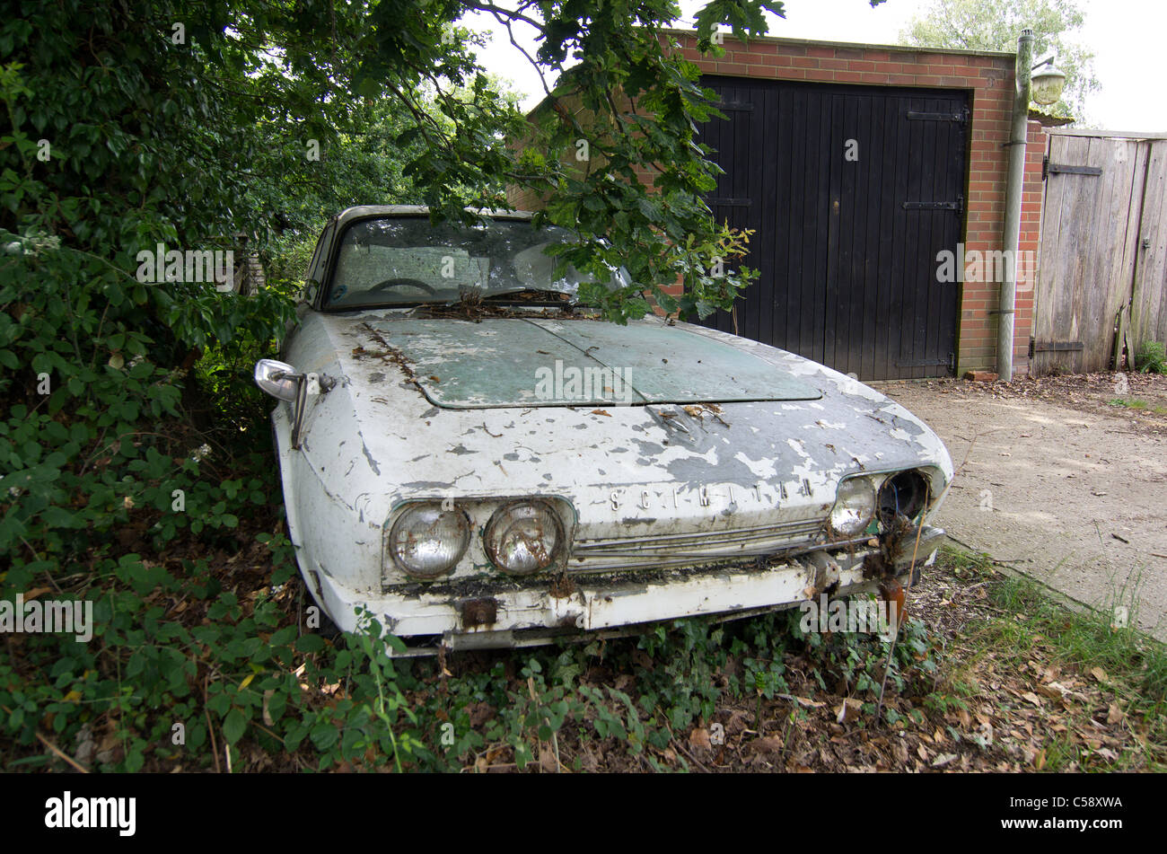 an abandoned decaying Reliant Scimitar vintage car Stock Photo - Alamy