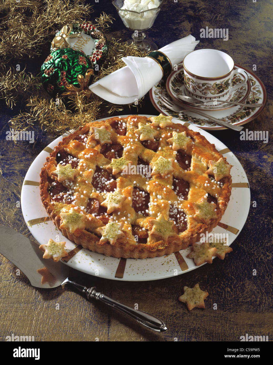 Linzer cake hi-res stock photography and images - Alamy