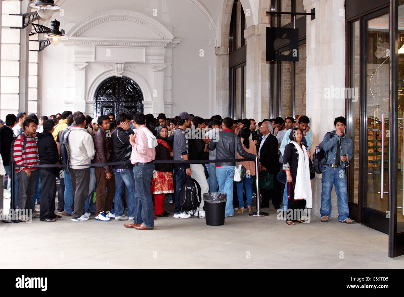 Queue shop hi-res stock photography and images - Alamy
