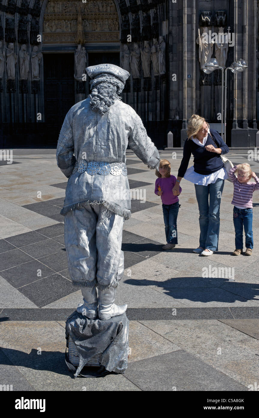Street entertainer (mime artist) outside the Cathedral, Cologne ...