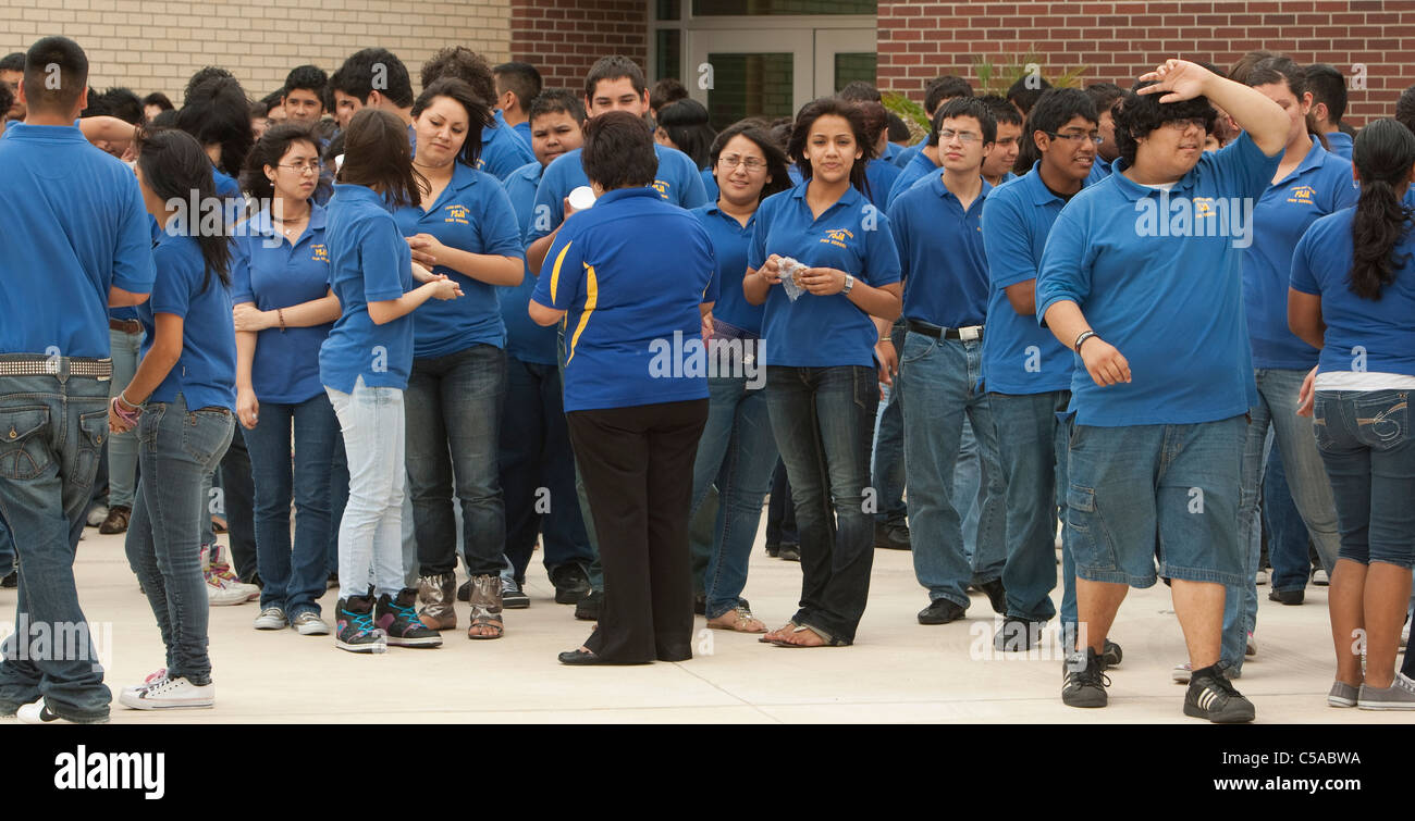 School students wearing uniform hi-res stock photography and images - Alamy