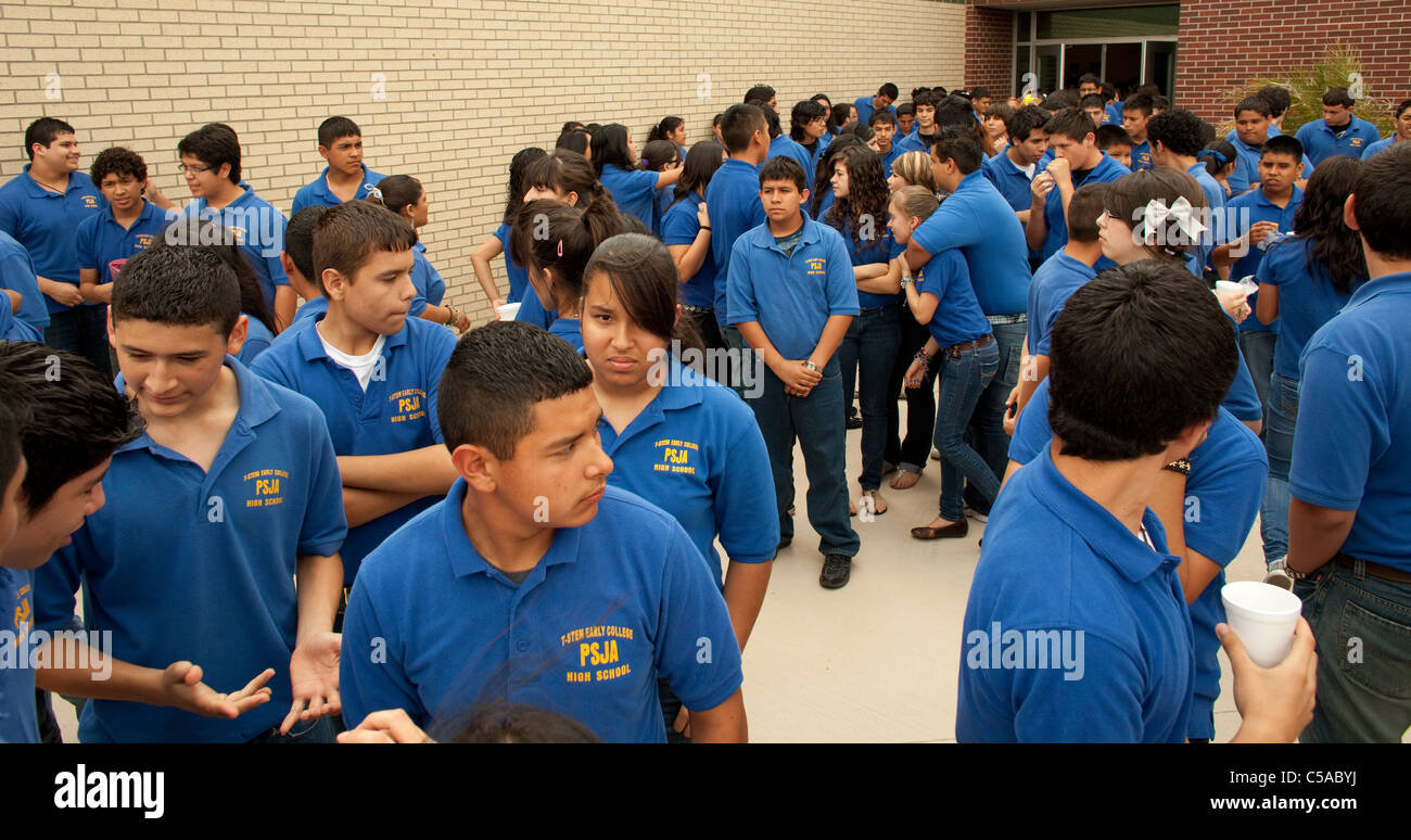 School students wearing uniform hi-res stock photography and images - Alamy