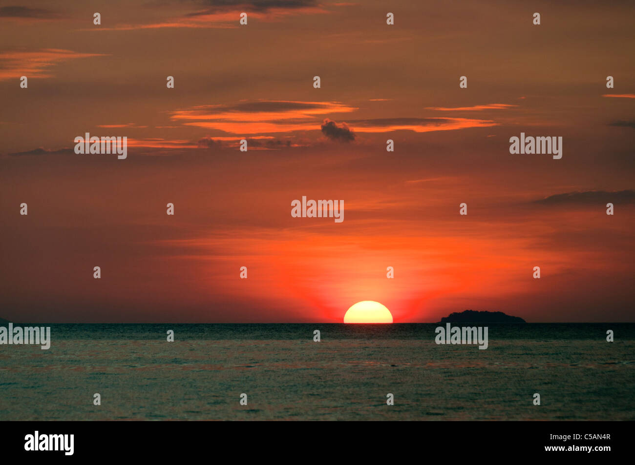 Thai beach sunset hi-res stock photography and images - Alamy