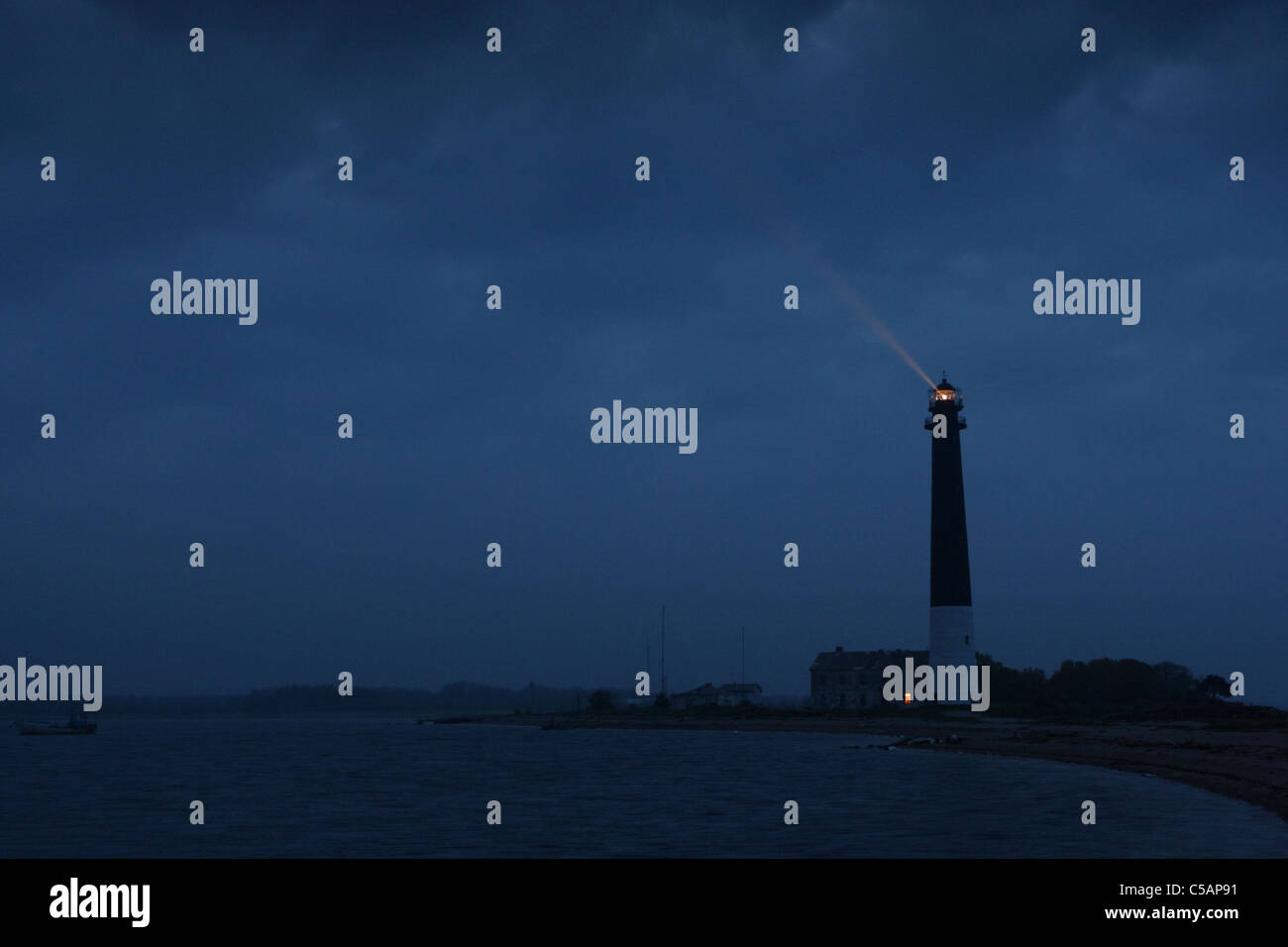 Blinking lighthouse night hi-res stock photography and images - Alamy
