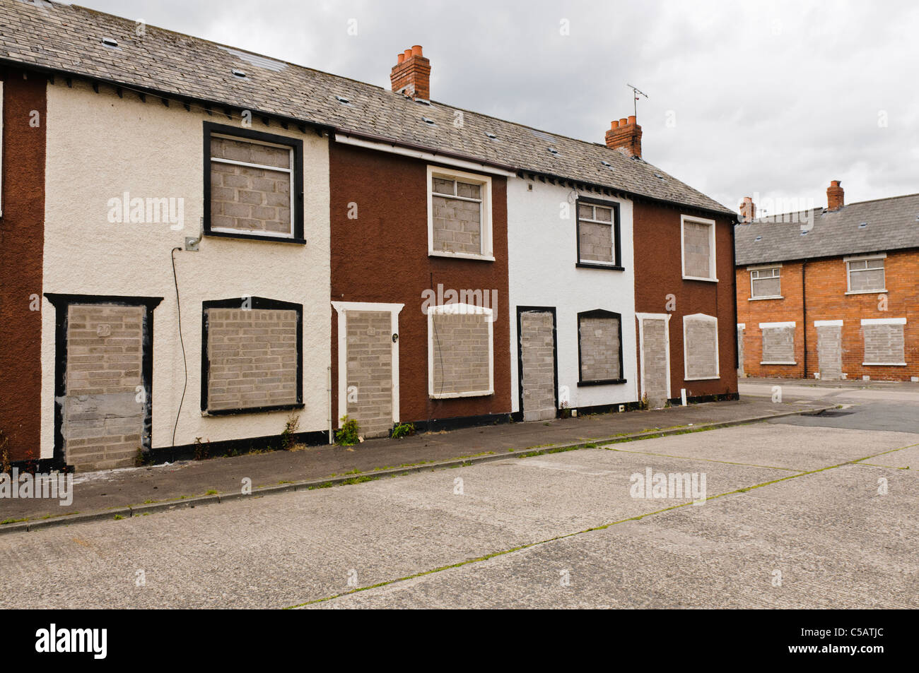 Derelict houses hi-res stock photography and images - Alamy