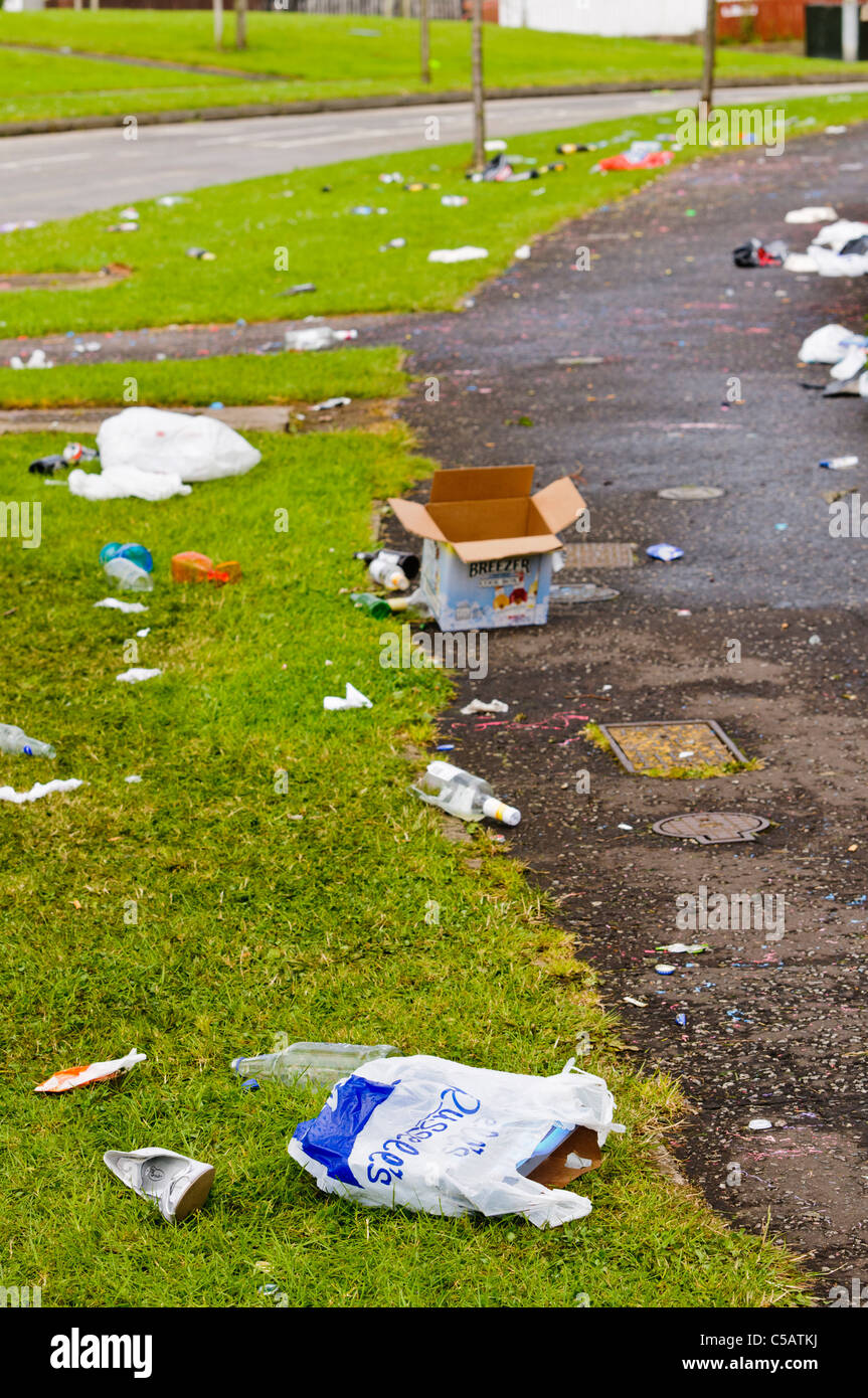 Walking past litter hi-res stock photography and images - Alamy