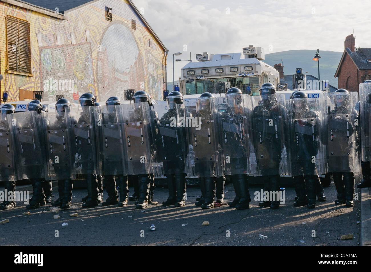 Psni in riot gear hi-res stock photography and images - Alamy