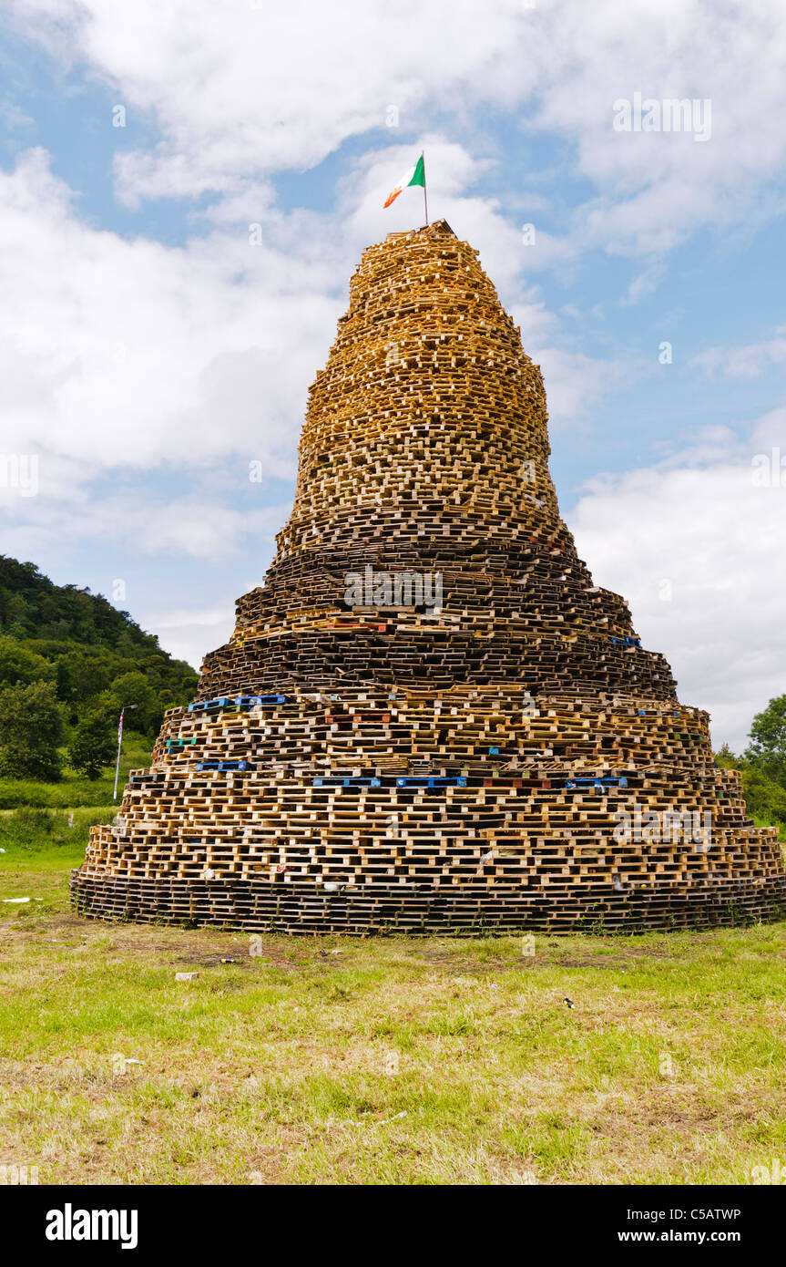 Large bonfire built from pallets hi-res stock photography and images ...