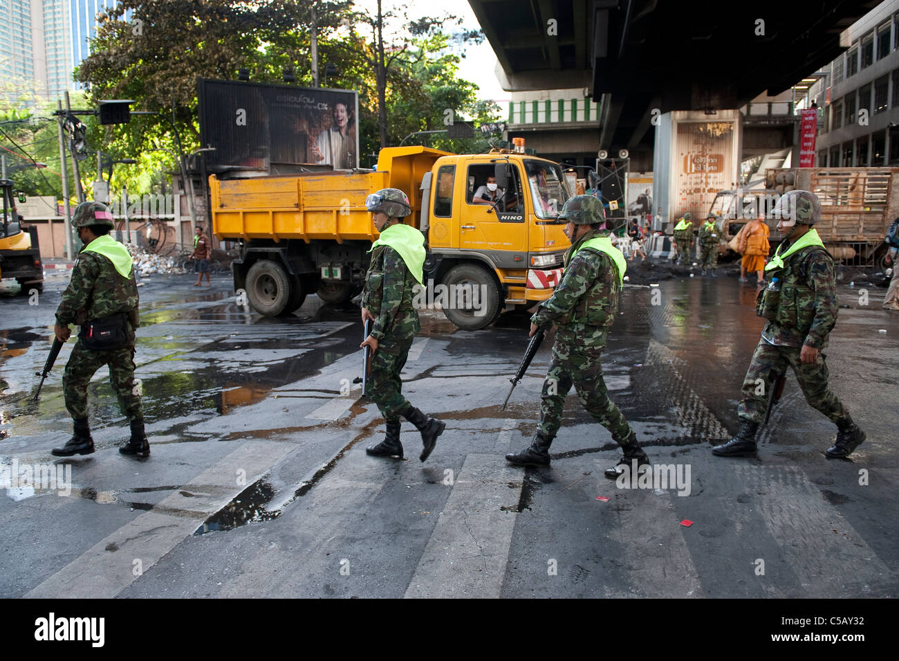 Soldiers walk through fire hi-res stock photography and images - Alamy
