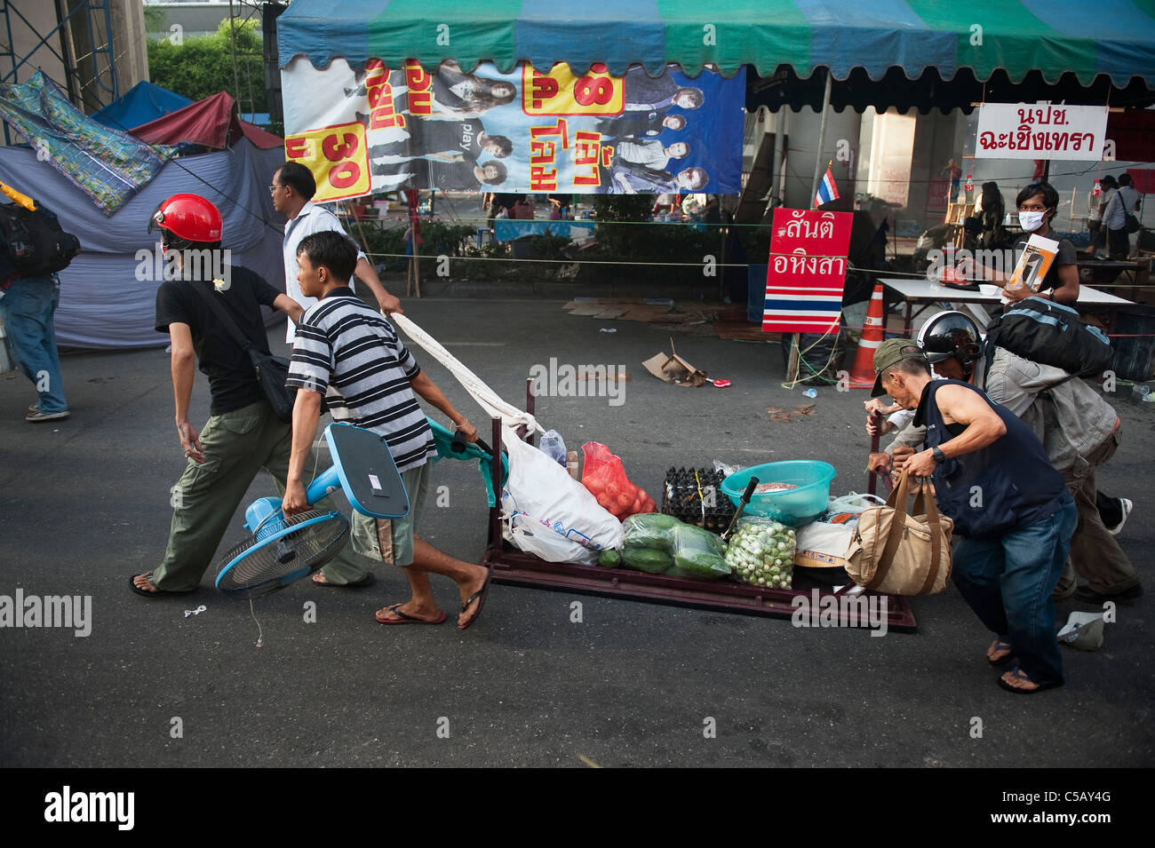 Soldiers walk through fire hi-res stock photography and images - Alamy