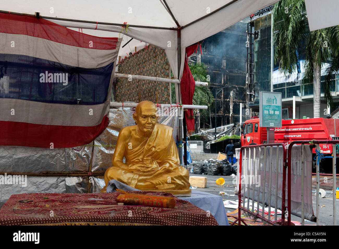 Soldiers walk through fire hi-res stock photography and images - Alamy