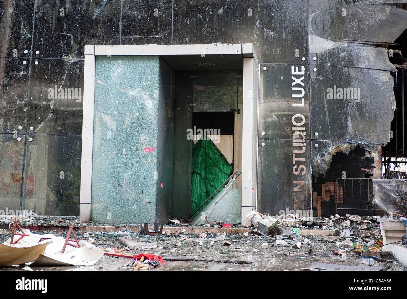 Soldiers walk through fire hi-res stock photography and images - Alamy
