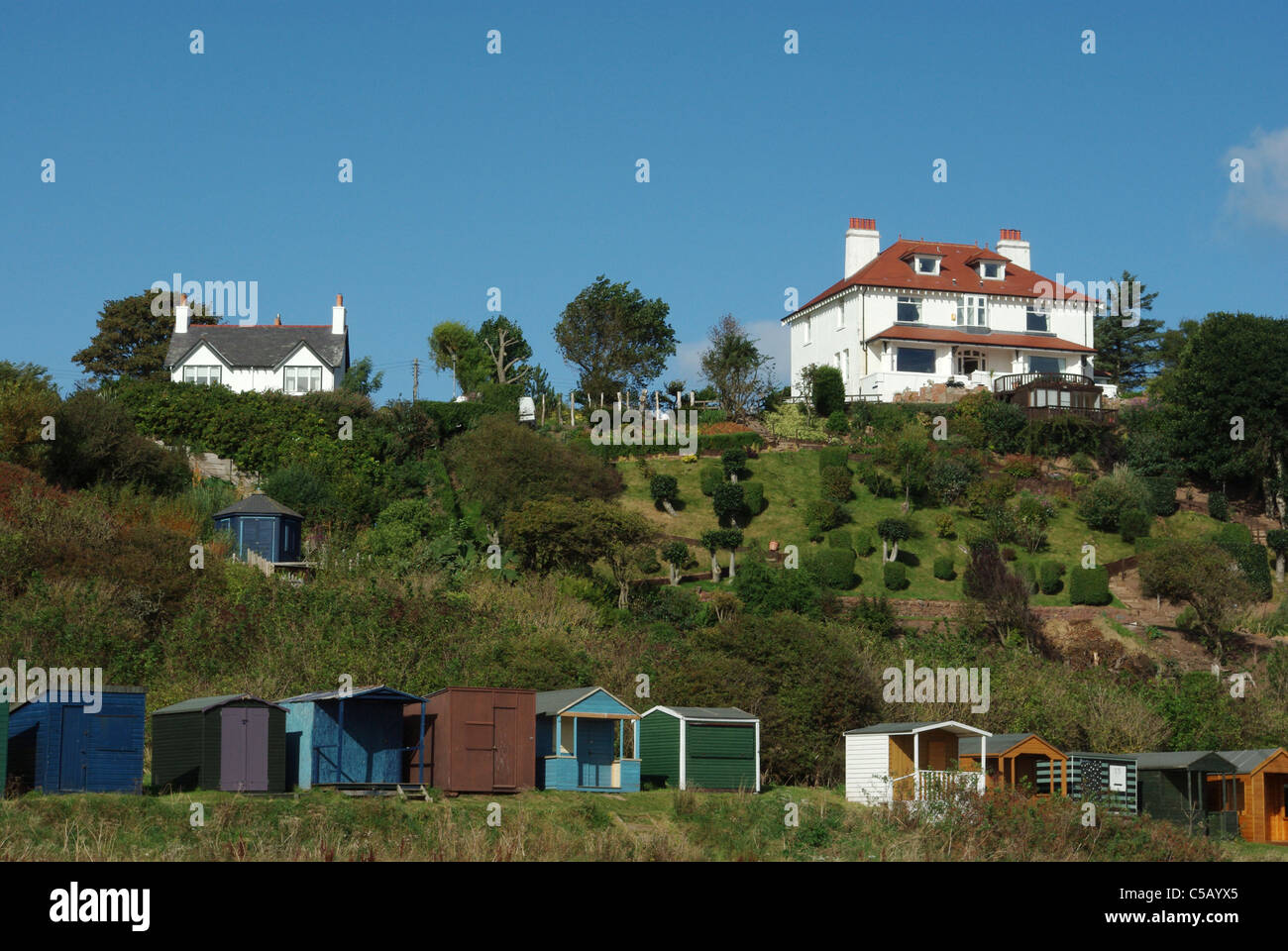 Hillside house hi-res stock photography and images - Alamy