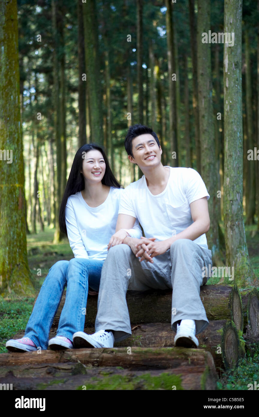 Couples sitting on log hi-res stock photography and images - Alamy