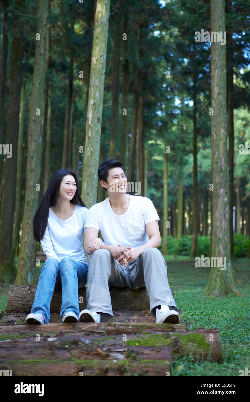 Couples sitting on log hi-res stock photography and images - Alamy