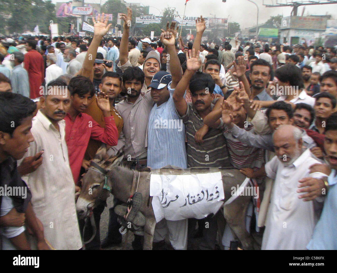 Angry protesters gather on the streets hi-res stock photography and ...