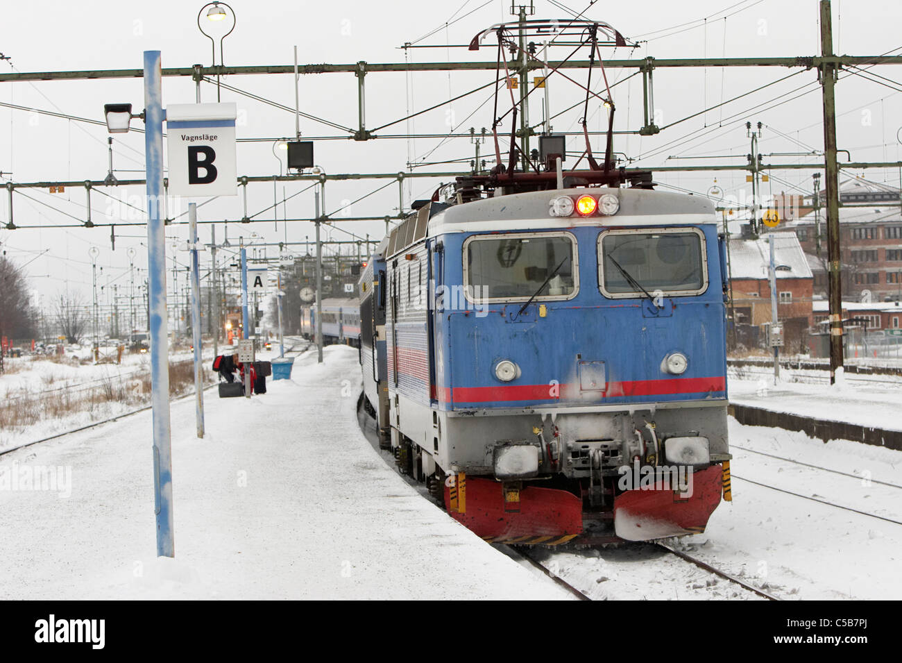 Train arriving arrival platform hi-res stock photography and images - Alamy
