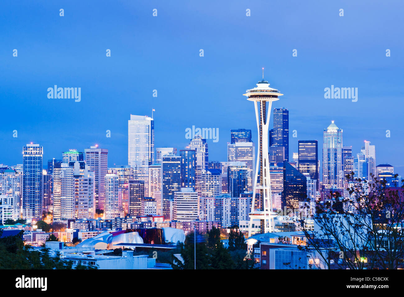 Seattle space needle observation deck hi-res stock photography and ...