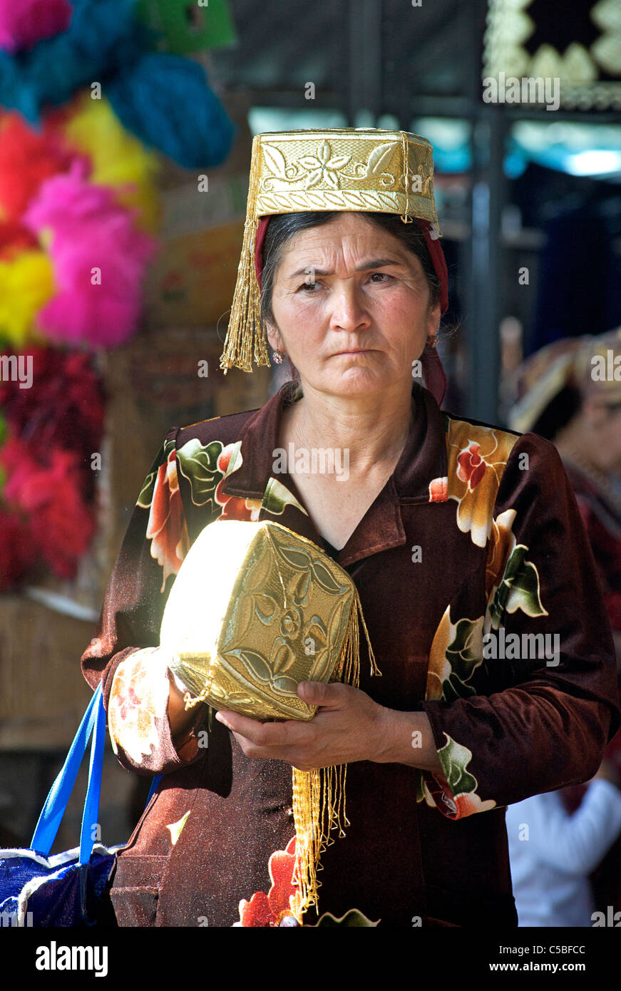 Uzbeki woman in distinctive Uzbeki attire, Urgut market, Samarkand ...