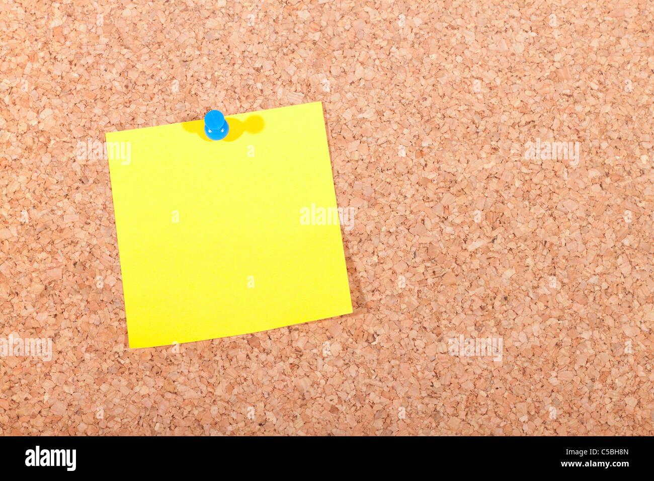 Blanked not paper on a bulletin board with pushpin Stock Photo - Alamy