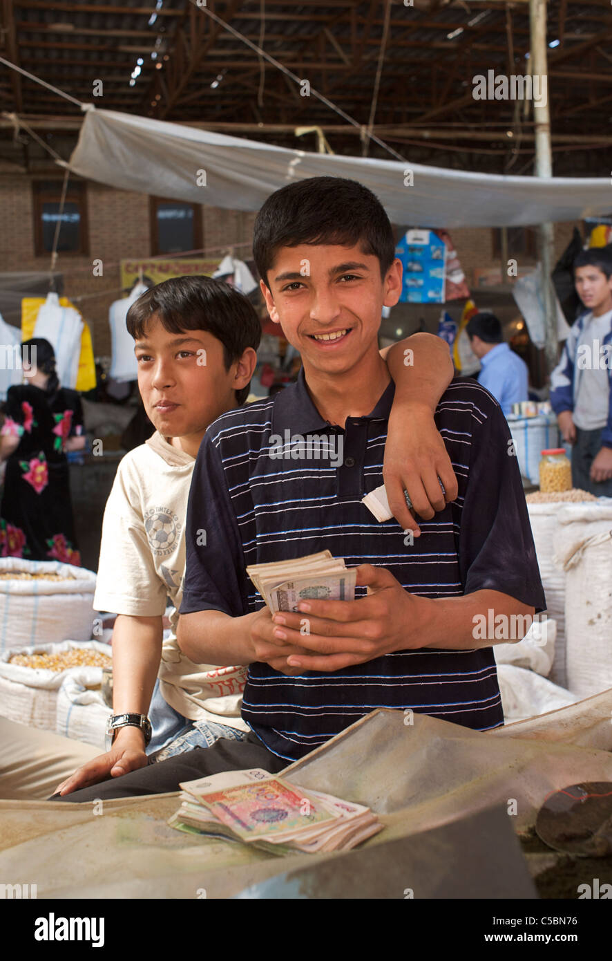 Young Uzbeki market vendors, Urgut market, Samarkand, Uzbekistan Stock ...