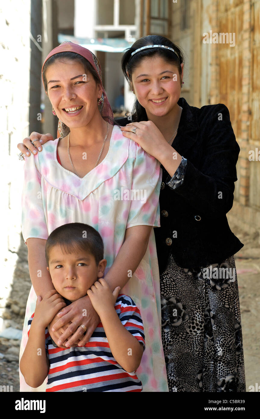 Uzbeki women and child, Urgut market, Samarkand, Uzbekistan Stock Photo ...