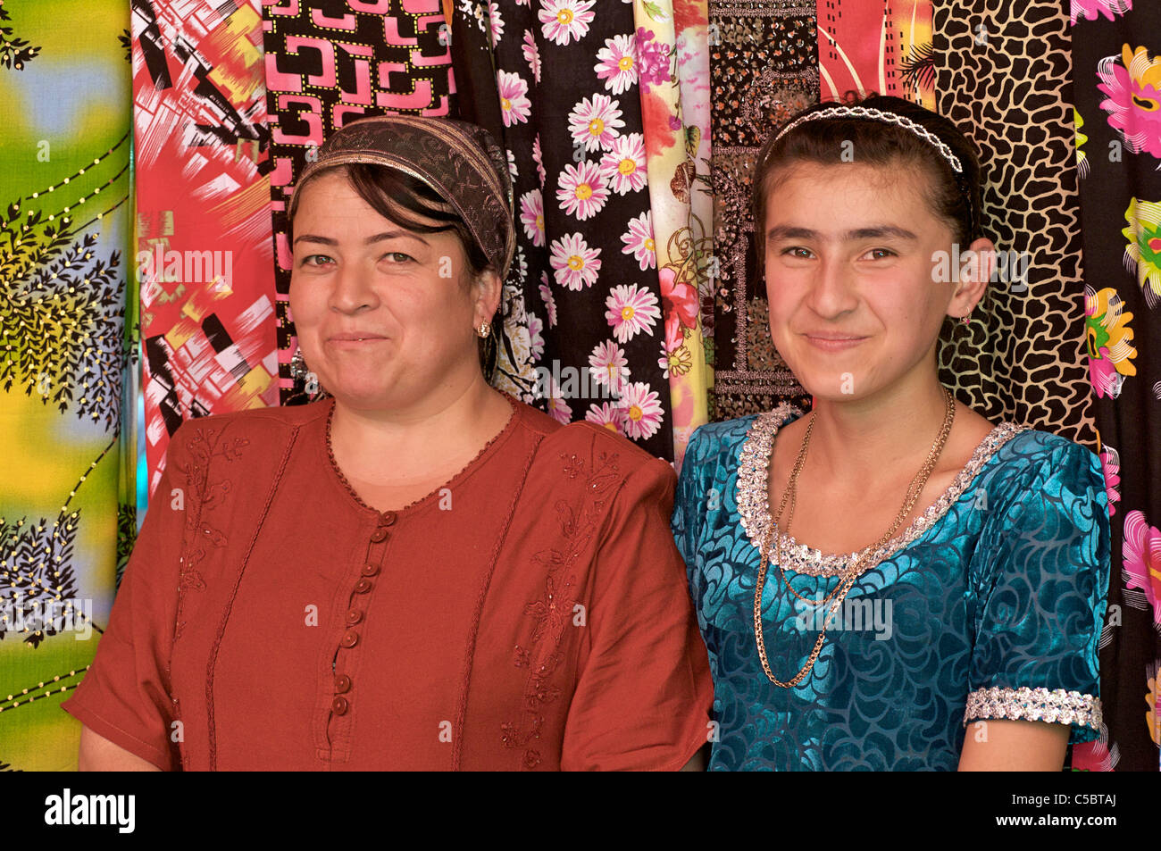 Uzbeki fabric vendors urgut market hi-res stock photography and images ...